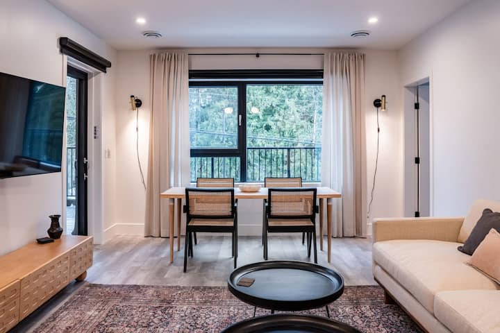 Snow & Swing Getaway - Three Bedrooms With Hot Tub - Revelstoke