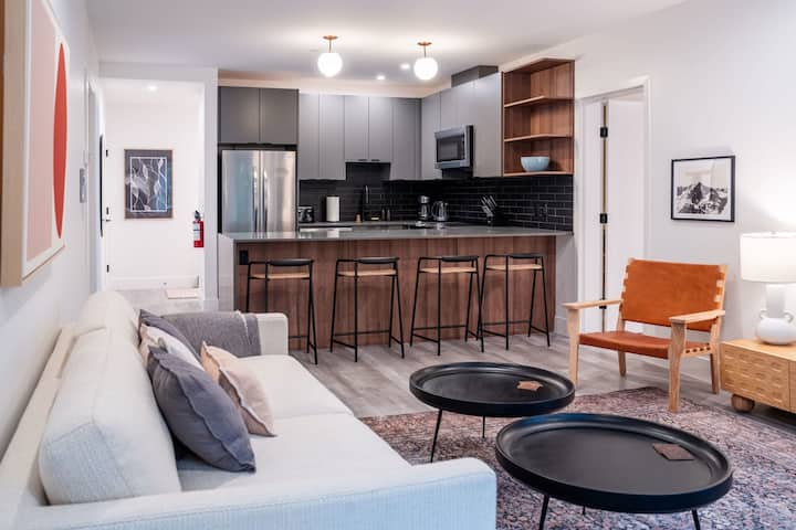 Snow & Swing Getaway - Three Bedrooms With Hot Tub - Revelstoke