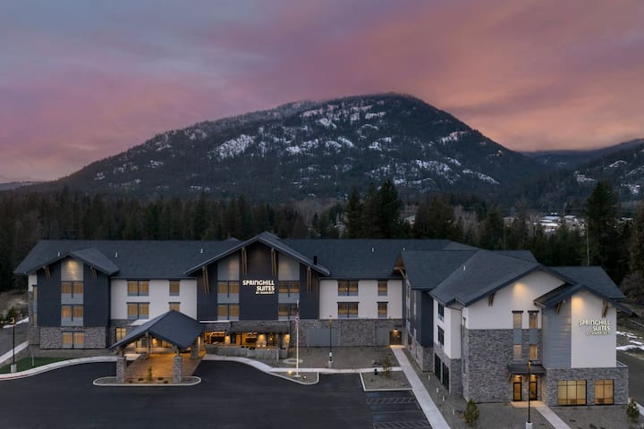 Near Schweitzer Mountain Resort + Free Breakfast - Sandpoint, ID