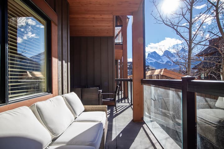 Perfect Mountain Getaway With Pool & Hot Tub - Canmore