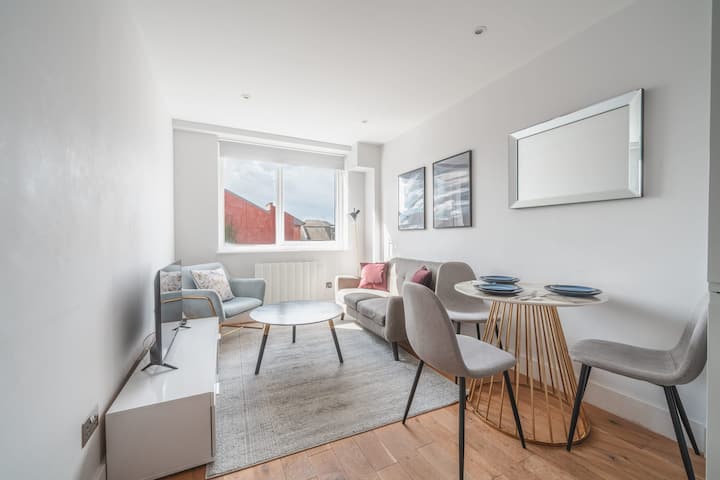 Smart 1 Bed Apartment In Eastleigh Town Centre - Southampton Airport (SOU)