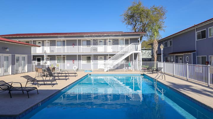 Newly Renovated Gated Complex & Pretty Condo-great - ビロクシ, MS
