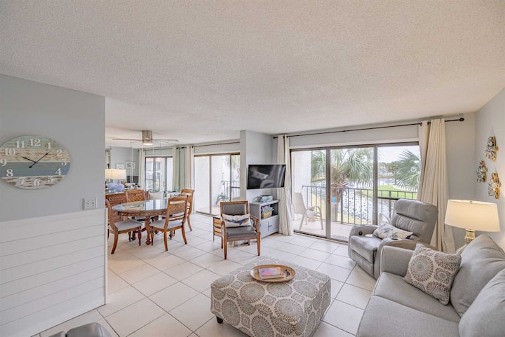 Bucky's Beach: Spacious Villa Steps To The Beach - Panama City Beach, FL