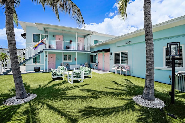 Unit 101 Beach Studio • King Bed • Kitchenette - St. Pete Beach, FL