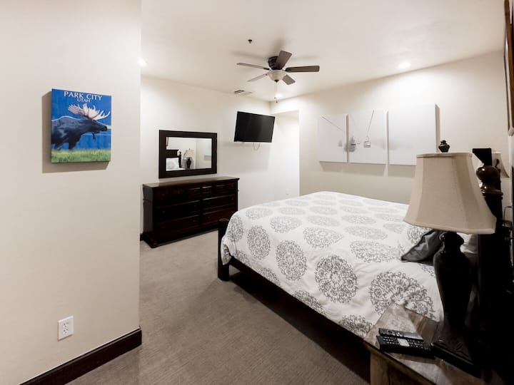 Alpine Haven Retreat Ski-in | Ski-out Oasis | Pool - Park City, UT