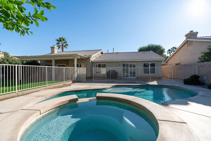 Serenity Oasis: Luxurious Indio Retreat W/ Private - Indio, CA