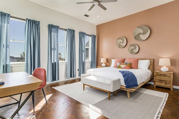 Luxury Bayfront View At Rainbow Row! - Pensacola, FL