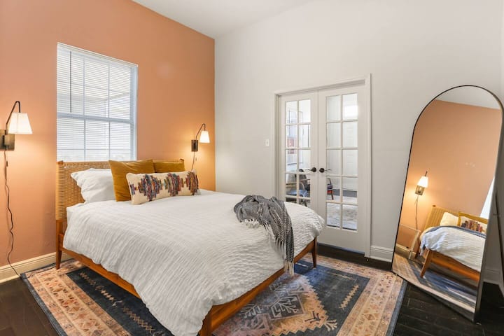 Elegant 3br Retreat W/backyard Patio French Qtr - Gretna, LA