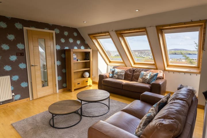 Spacious 4-bed Lerwick Home; Sea Views, Log Burner - Lerwick