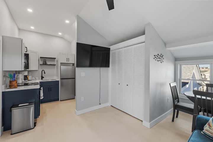 Beach Condo 5 Min Walk To Beach, Shops, Boardwalk - Hampton Beach, NH