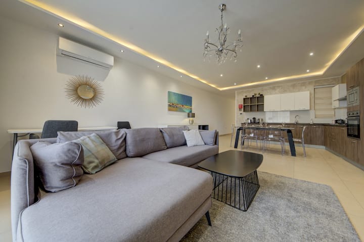 Swieqi, Luxury Apartment, 3bd - 2 Bh, Sleeps 6 - Malta