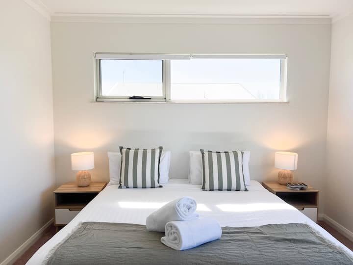 Chic Central Wagga Retreat - Sleeps 10 - Murray River