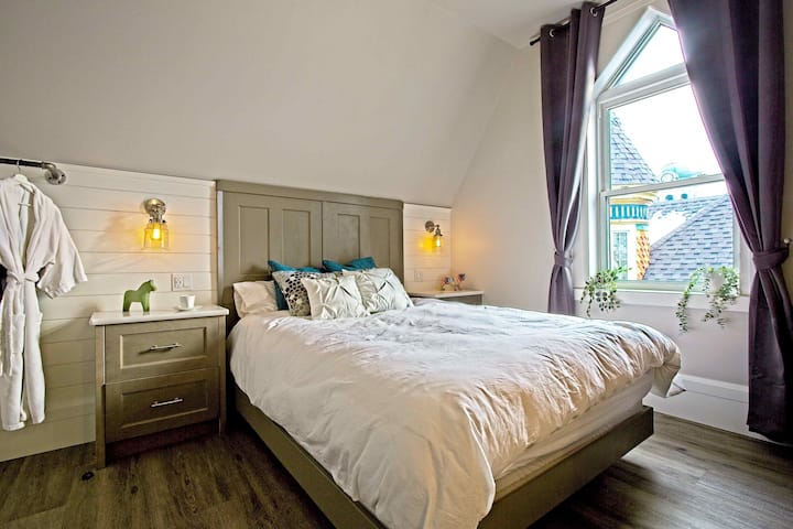 One Queen Bed 2 - Brockville
