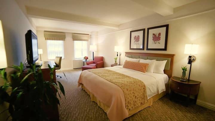 Deluxe Room With King Bed | San Carlos Hotel - Queens, NY