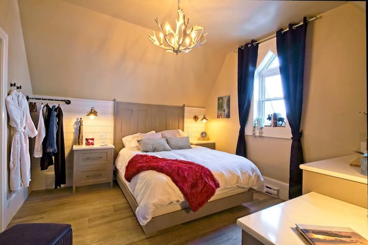 One Queen Bed 3 - Brockville