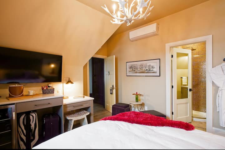 One Queen Bed 3 - Brockville
