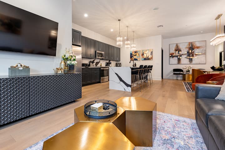 The Streetcar - The Little Lagniappe On St Charles - New Orleans, LA