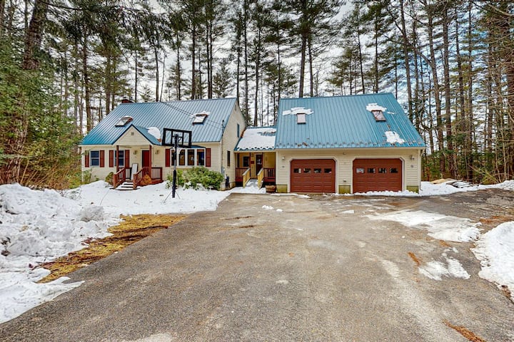 3br Lakefront Home W/ Hot Tub, Games, & Deck Views - Lake Arrowhead, ME