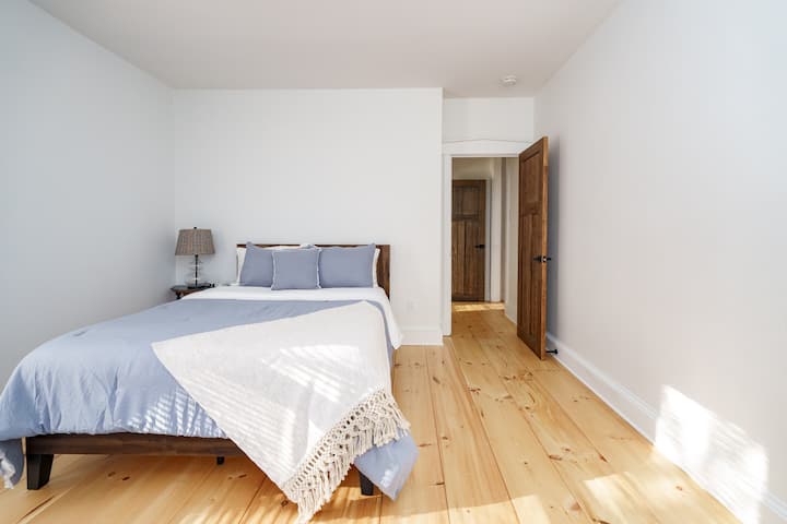 Very Cozy, 2 Bedroom Farmhouse Apartment 2nd Fl - Lancaster, PA
