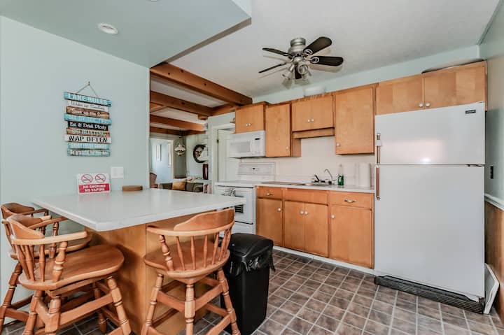 Beeshore Lakehouse: Waterfront Bliss And Comfort - Bruce Peninsula