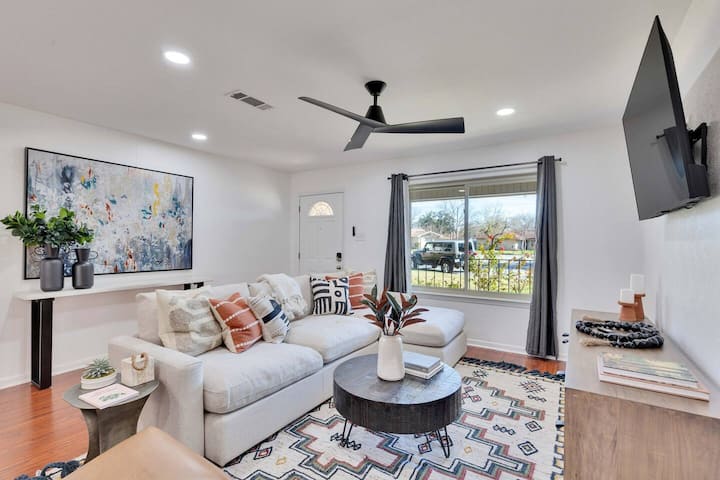 Spacious 5 Bed House | Great For Large Groups! - Round Rock, TX