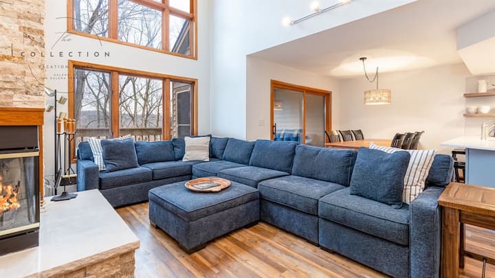 Spacious Lake View Villa | King Beds | Fireplace - Galena, IL