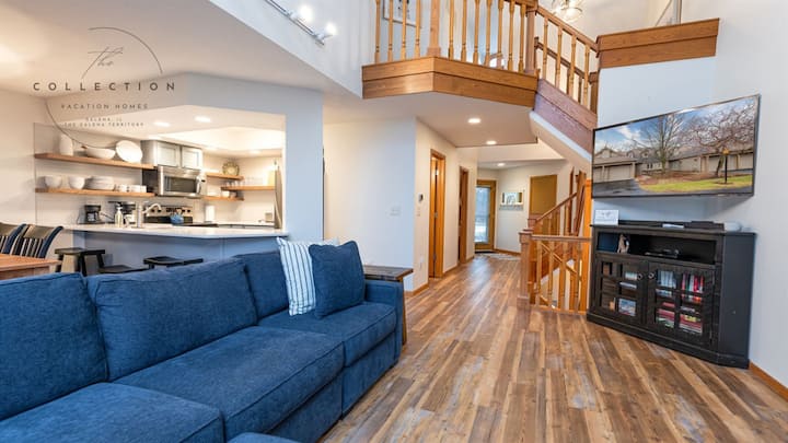 Spacious Lake View Villa | King Beds | Fireplace - Galena, IL