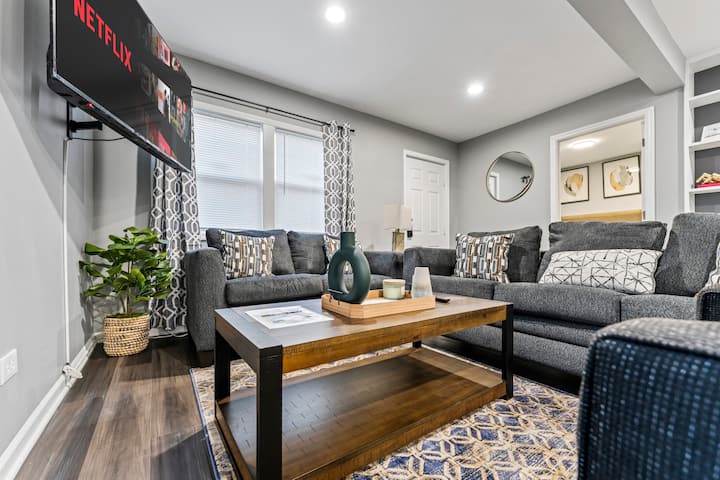 Near Lake 4br W/ Hot Tub & Games | Lcp Collection - Libertyville, IL