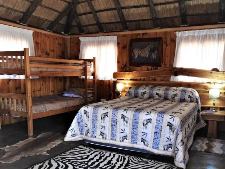 4 Sleeper Thatched Log Cabin - Mookgopong