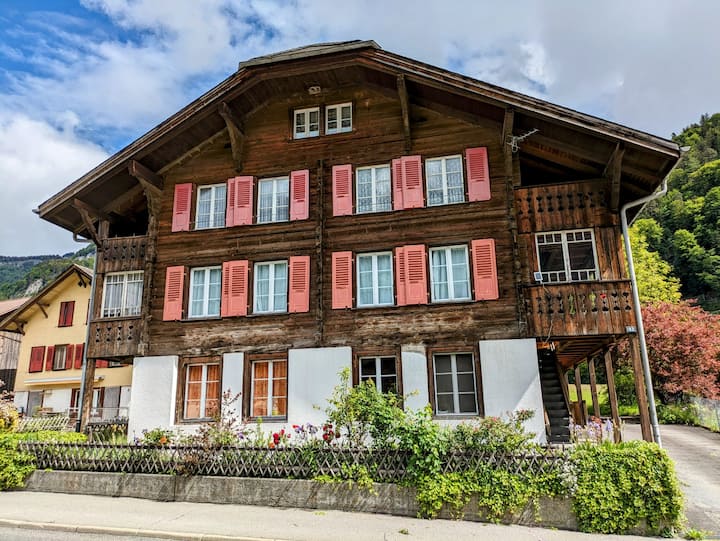 Chalet Apartment · Terrace & Valley Views - Innertkirchen