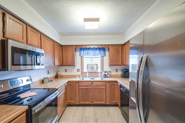Welcoming Condo In Davenport: Central Location! - Davenport, IA