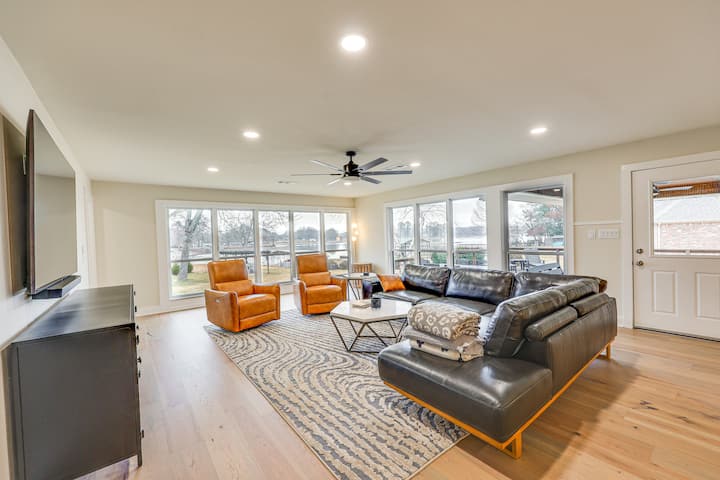 Grand Lakefront Home In Hot Springs W/ Boat Dock! - Lake Hamilton, AR