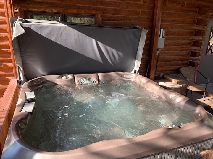 24 Miles To Yellowstone ~ Hot Tub ~ Wi-fi - Island Park, ID