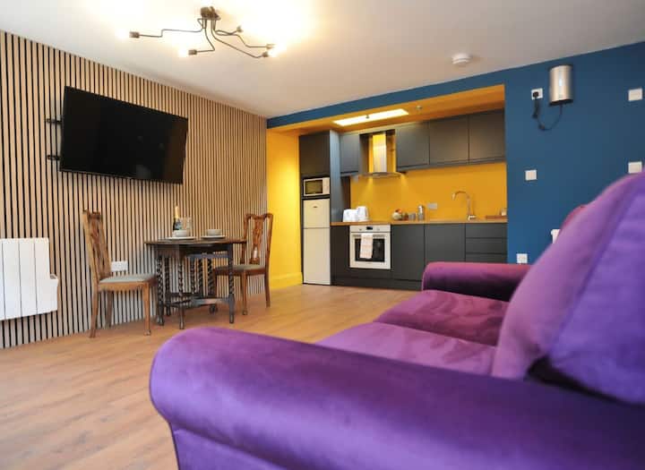 A Ground Floor, Studio Apartment With Free Parking - Gloucester