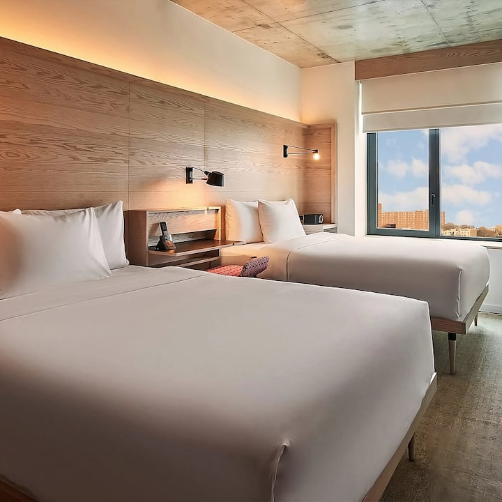 4 Family-friendly Queen Rooms At Radio Hotel, Ny! - New York