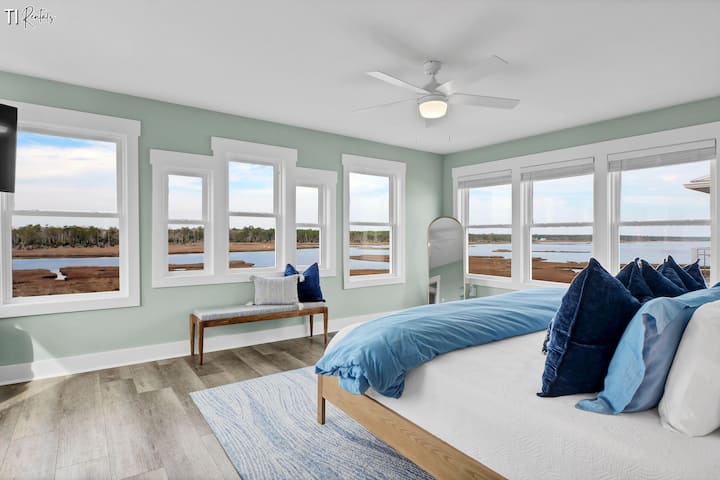 Otter Space | Hot Tub | Elevator | Dog Friendly - Surf City, NC