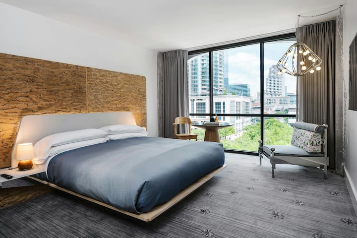 Mid-century Modern King Room With City Views - Austin