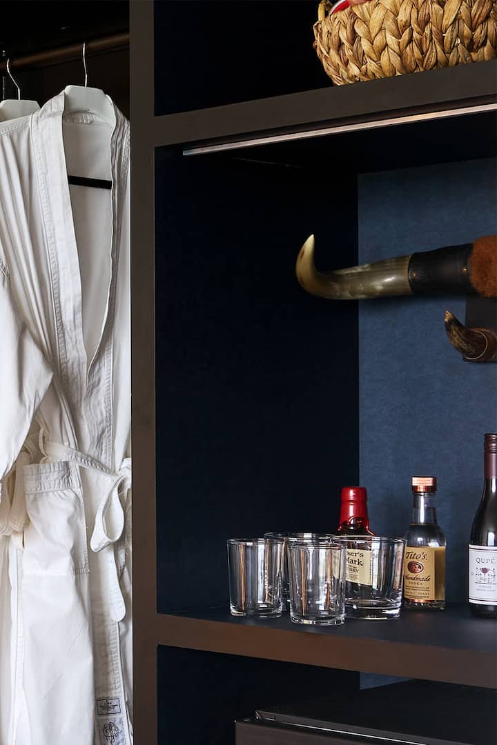 Mid-century Modern King Room With City Views - Austin, TX