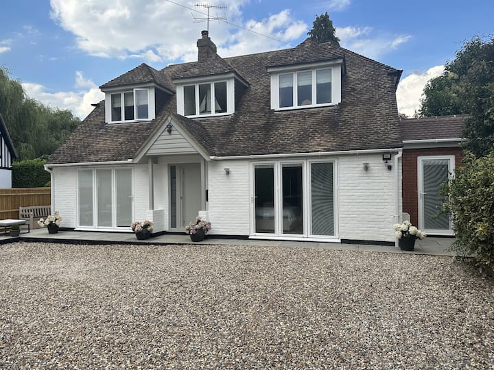 Beautiful 1-bed Studio In Bourne End - High Wycombe