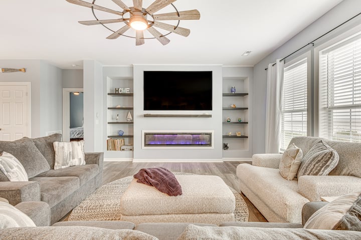 Private Beach & Deck: Bayfront Home In Hayes! - Seaford, VA