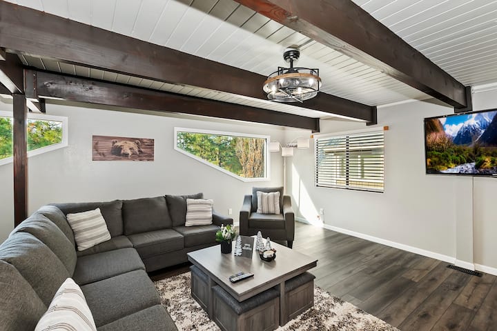 Shady Bear Retreat:modern Mtn Decor! Foosball! - Big Bear Lake, CA