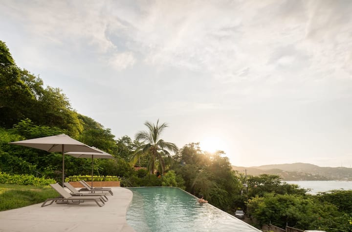 Luxury Beachfront Condo With Terrace Jacuzzi - Zihuatanejo