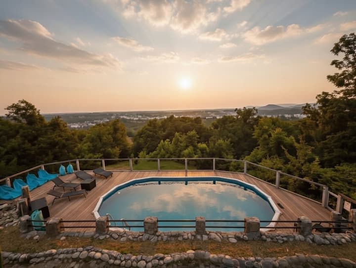 7 Br With Heated Pool Overlooking Pigeon Forge - Pigeon Forge, TN