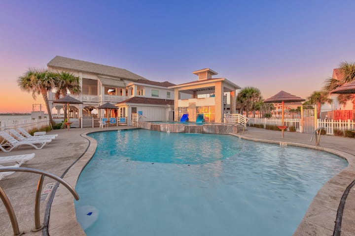 Luxurious Townhome Retreat | Private Patio & Pools - North Padre Island, TX