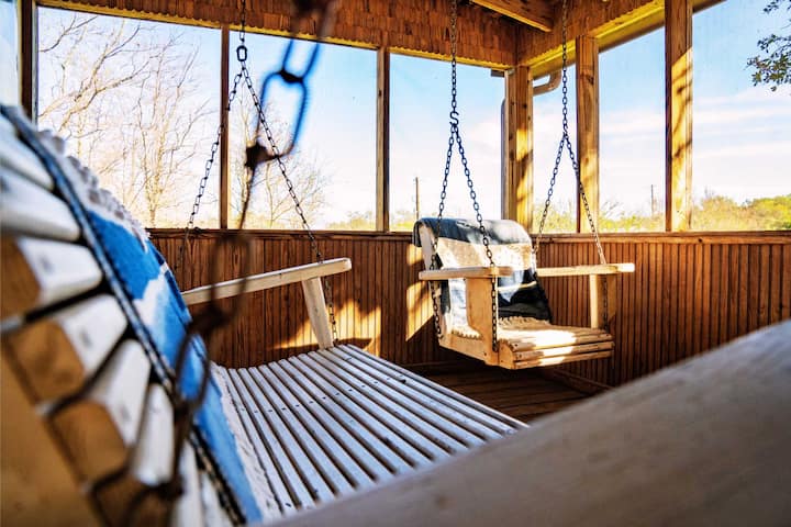 Goat-tastic Retreat: Tub, Fire Pit, Porch & Pool - テキサス州