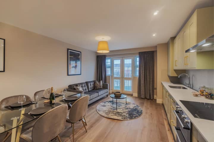 2bed/2bath Bliss | Private Parking - Slough