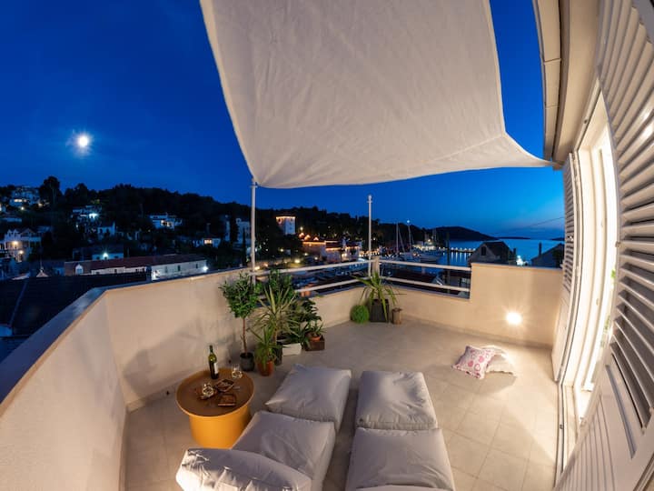 Holiday Home Lea -Three Bedroom, Terrace, Sea View - Maslinica