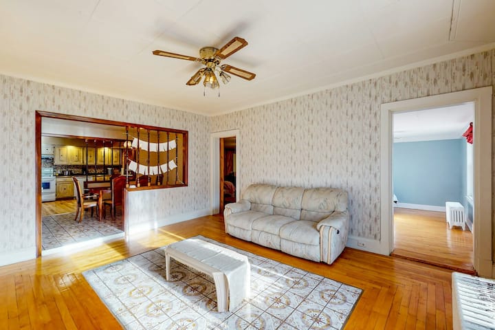 4br Centrally Located Home - Hot Tub & Pool Table - Edmundston