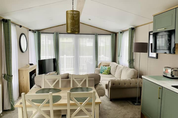 Modern Two Bedroom Caravan With Sofabed Sleeps 6 - Cornwall