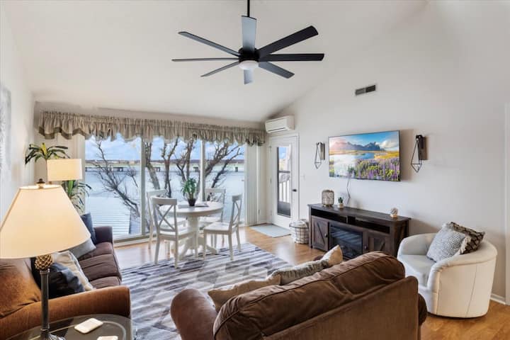 Sunset Escape - Waterfront, Pool, & More! - Osage Beach, MO